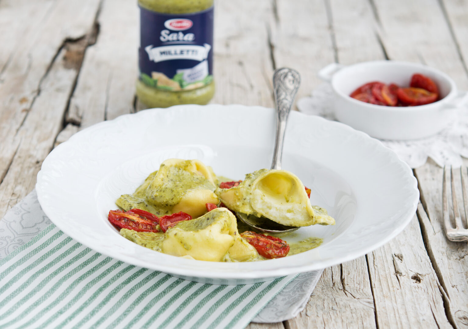 Tortelloni ripieni di mozzarella con Pesto alla Genovese e pomodorini ...